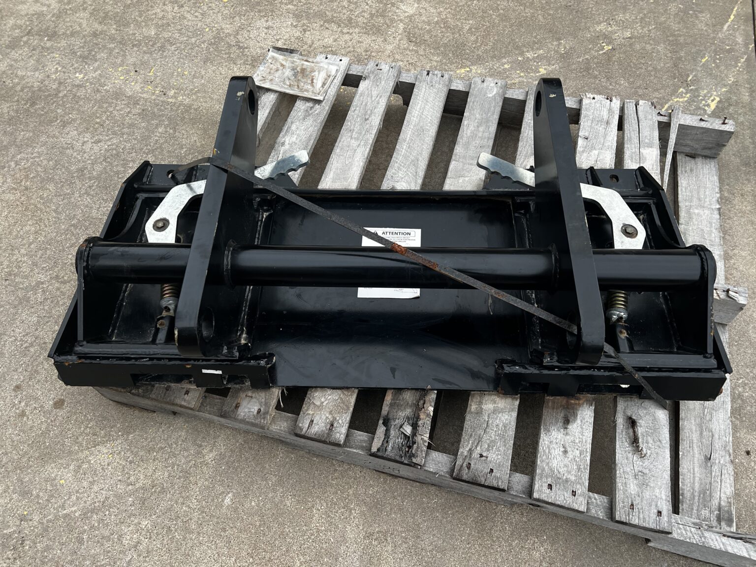 Caterpillar 906 Wheel Loader Pin-On Bucket to Skid Steer Quick Attach ...